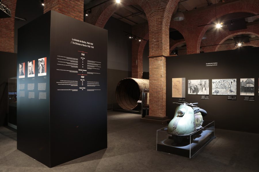 Exposición 'El Muro de Berlín. Un mundo dividido' en la Fundación Canal - Jardin Remoto