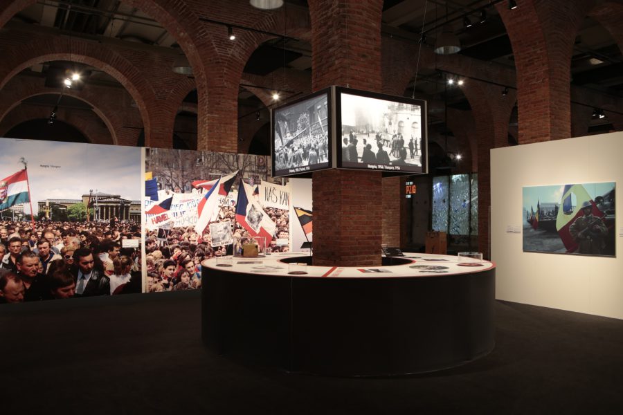 Exposición 'El Muro de Berlín. Un mundo dividido' en la Fundación Canal - Jardin Remoto